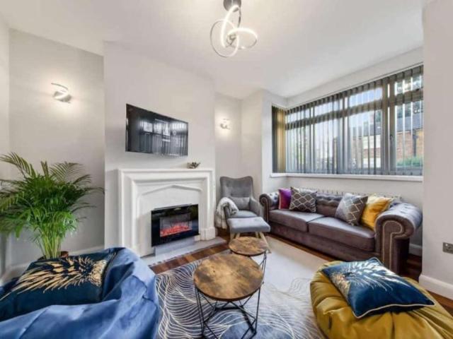 3 Bedroom Apartment London London 101837766