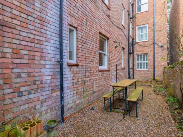 3 Bedroom Apartment London London 101847653
