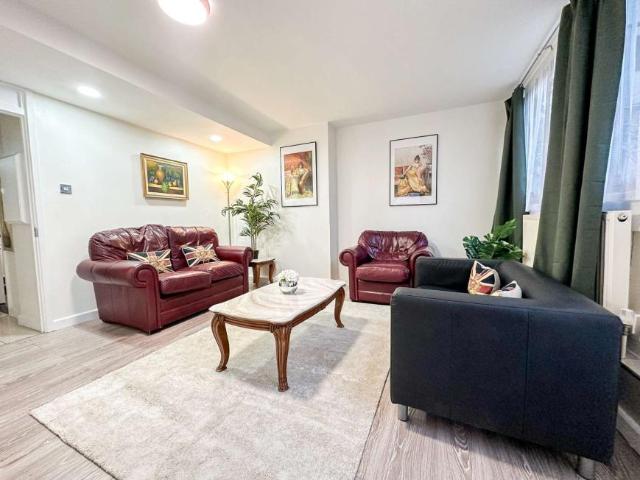 3 Bedroom Apartment London London 101853107