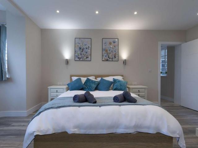 3 Bedroom Apartment London London 101853158