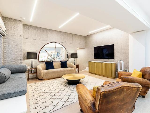 3 Bedroom Apartment London London 102114536