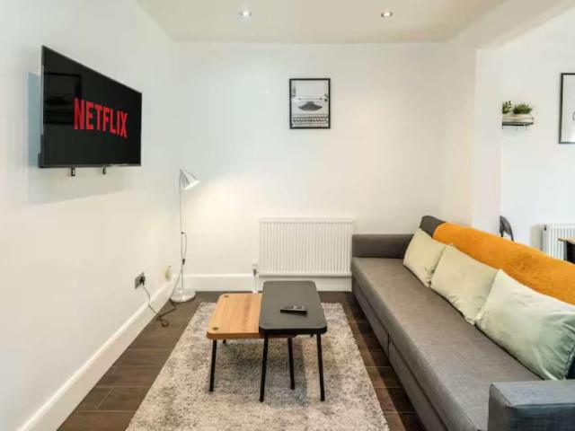 3 Bedroom Apartment London London 102147856