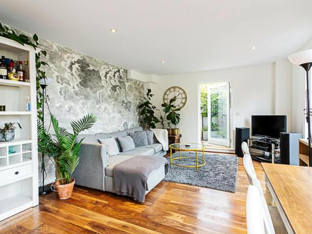 3 Bedroom Apartment London London 103217196