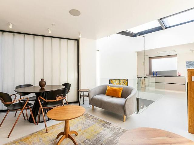 3 Bedroom Apartment London London 103543216