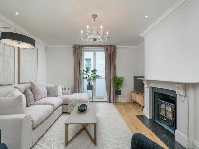 3 Bedroom Apartment London London 103613079
