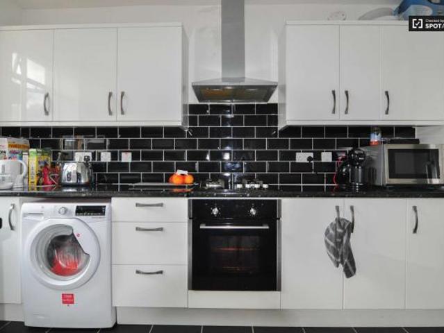 3 Bedroom Apartment London London 74360351