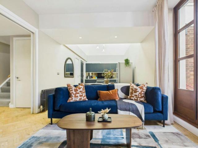 3 Bedroom Apartment London London 90033120