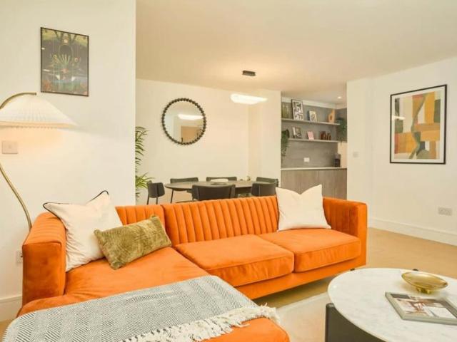 3 Bedroom Apartment London London 92027317