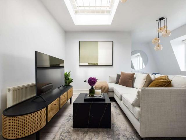 3 Bedroom Apartment London London 93487578
