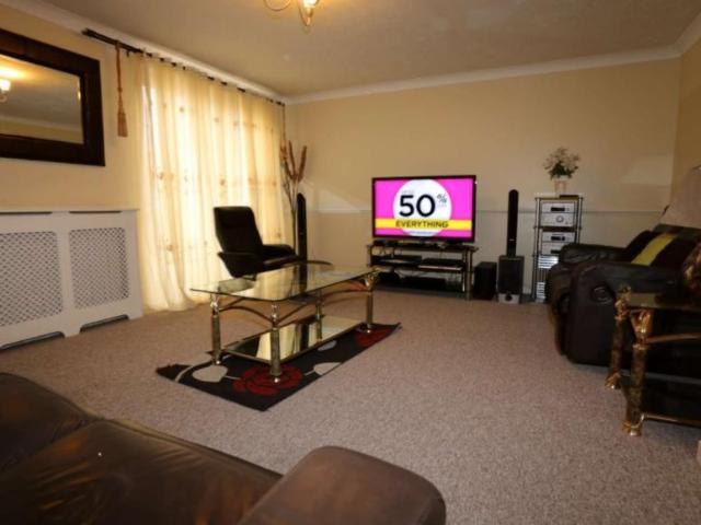 3 Bedroom Apartment London London 93975888