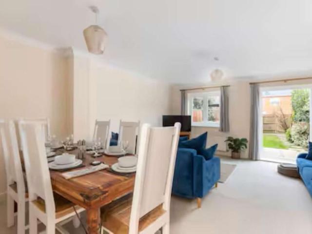 3 Bedroom Apartment London London 93318002