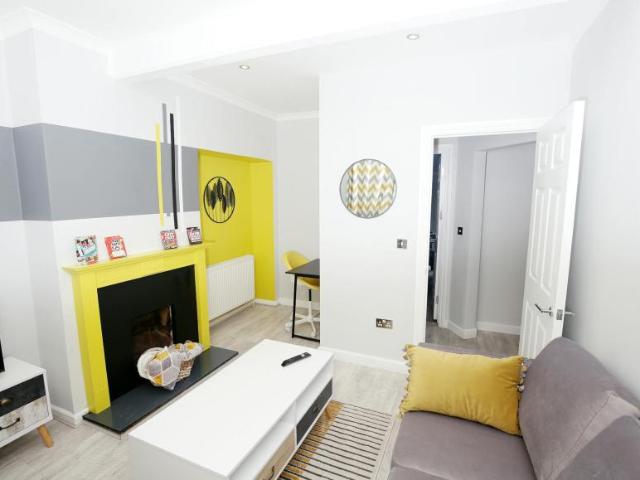 3 Bedroom Apartment London London 94720942