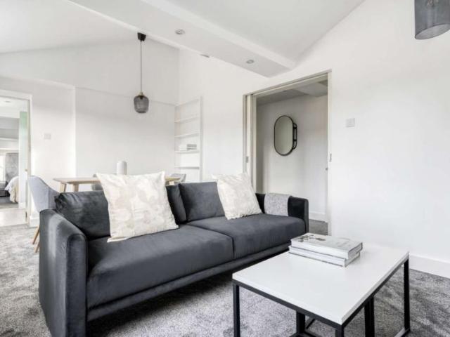 3 Bedroom Apartment London London 95625523
