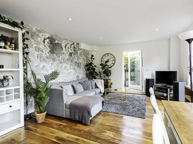 3 Bedroom Apartment London London 95823008