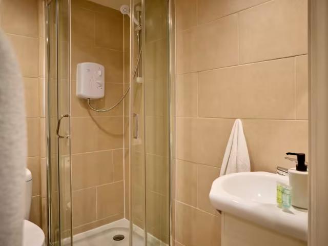 3 Bedroom Apartment London London 95981387