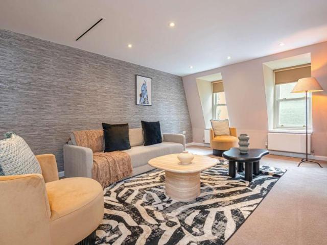 3 Bedroom Apartment London London 96179124