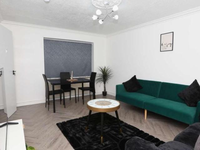3 Bedroom Apartment London London 96384940