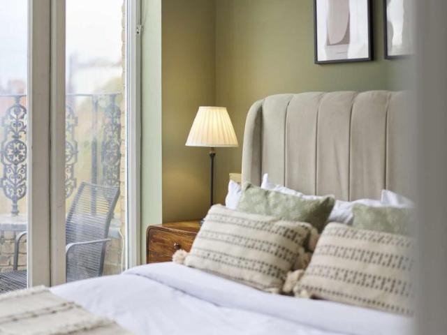 3 Bedroom Apartment London London 97238178