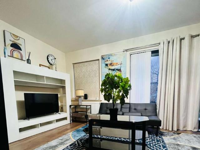 3 Bedroom Apartment London London 98676130