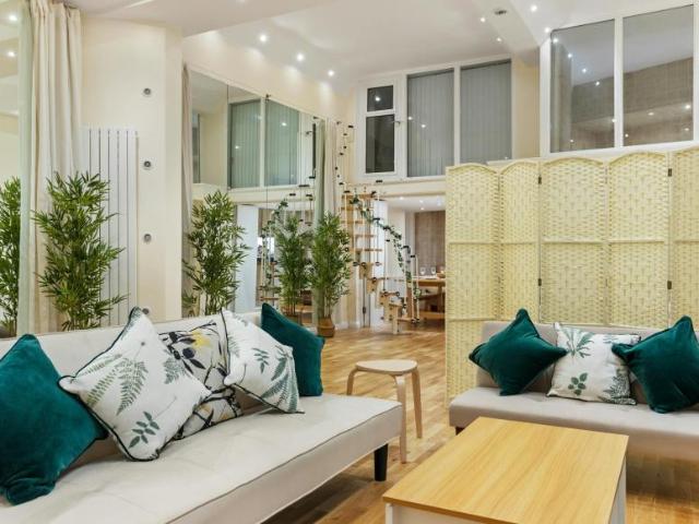 3 Bedroom Apartment London London 99189326