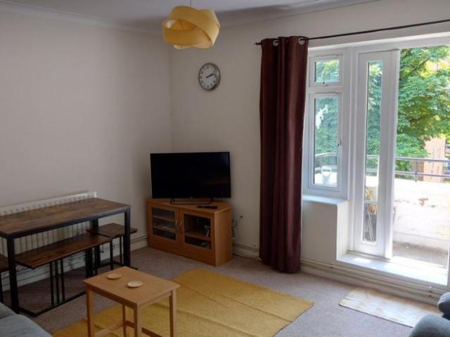 3 Bedroom Apartment London London 99385786
