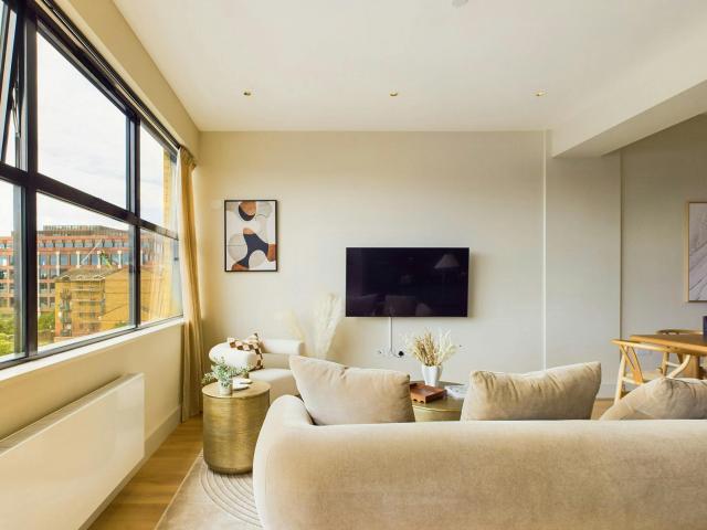 3 Bedroom Apartment London London LS87275335