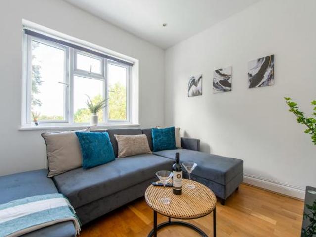 3 Bedroom Apartment London London LS87594699