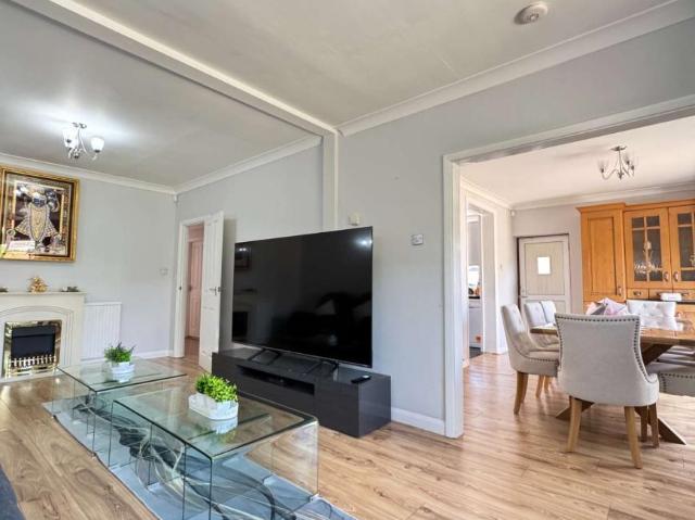 3 Bedroom Apartment London London LS92107791