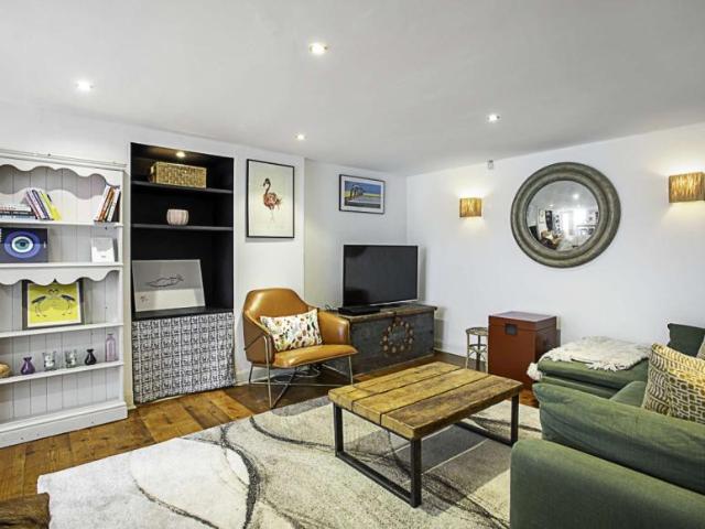 3 Bedroom Apartment London London LS93052963