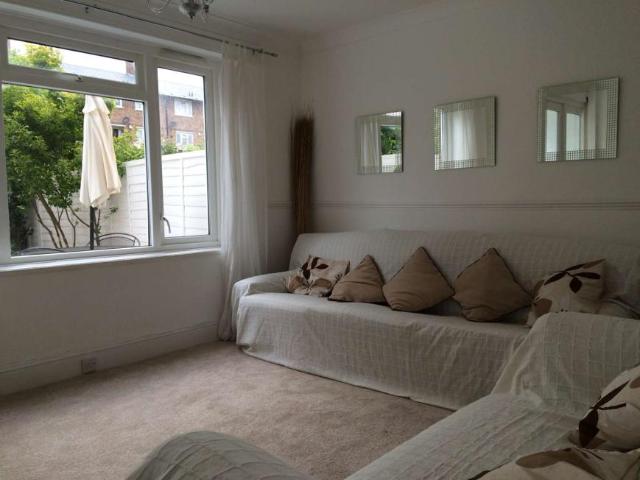 3 Bedroom Apartment London London LS95813170