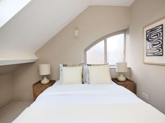 3 Bedroom Apartment London London LS97607759