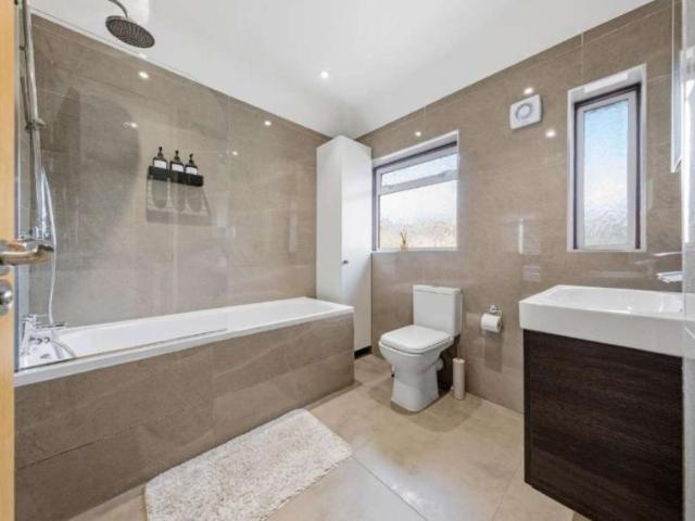 3 Bedroom Apartment London London LS98144639