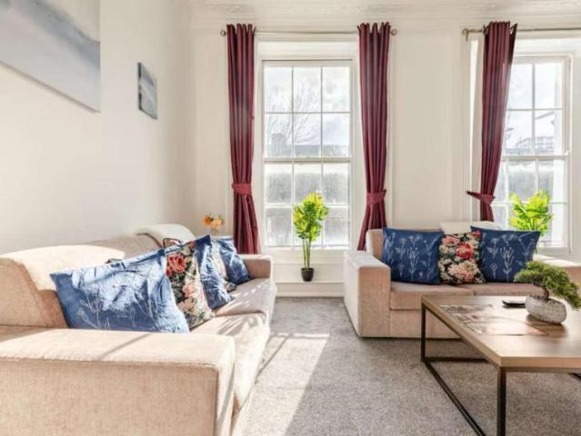 3 Bedroom Apartment London London LS98675879