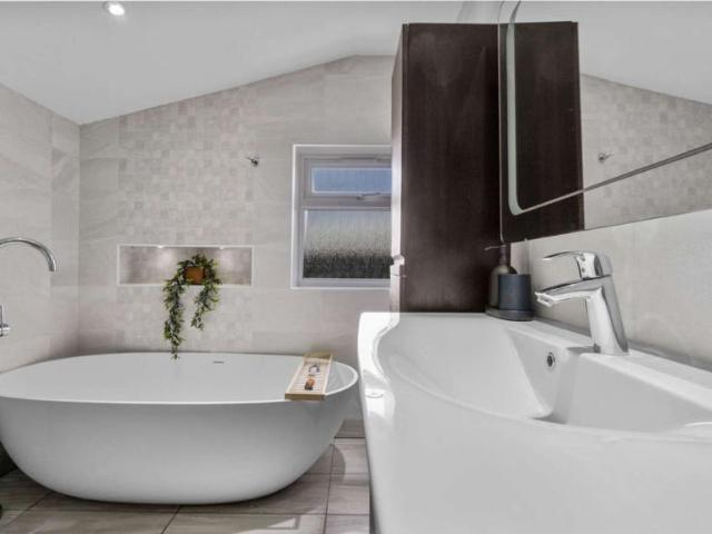 3 Bedroom Apartment London London LS99681878