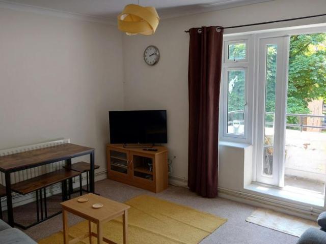 3 Bedroom Apartment London London LS100415588