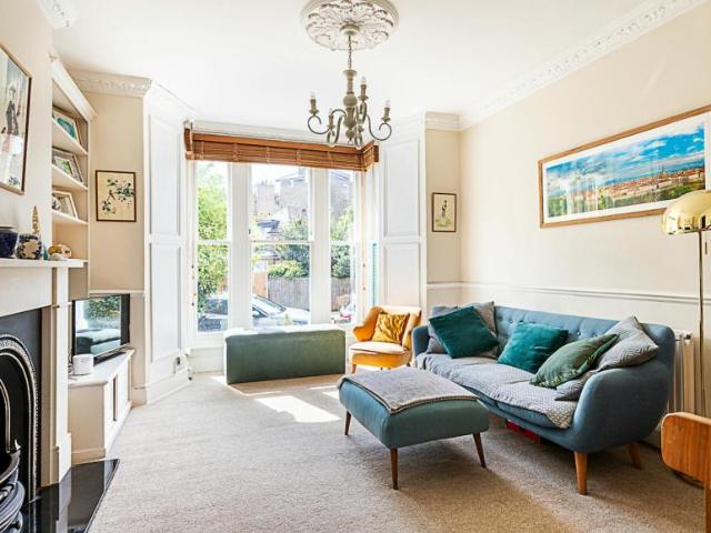 3 Bedroom Apartment London London LS100944707