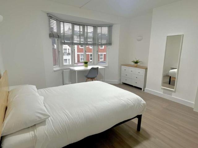 3 Bedroom Apartment London London LS100947168