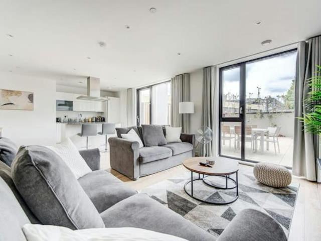 3 Bedroom Apartment London London LS101587732