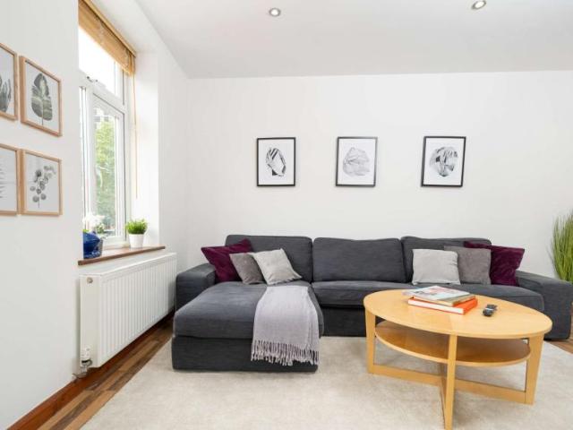 3 Bedroom Apartment London London LS101733531