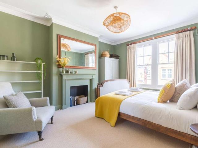 3 Bedroom Apartment London London LS101815459