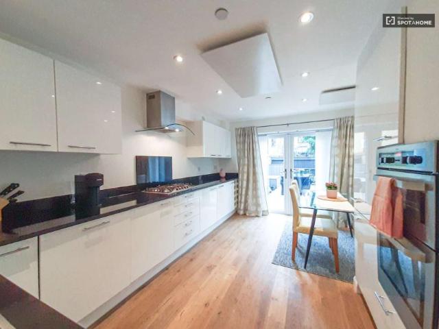 3 Bedroom Apartment London London LS101841398