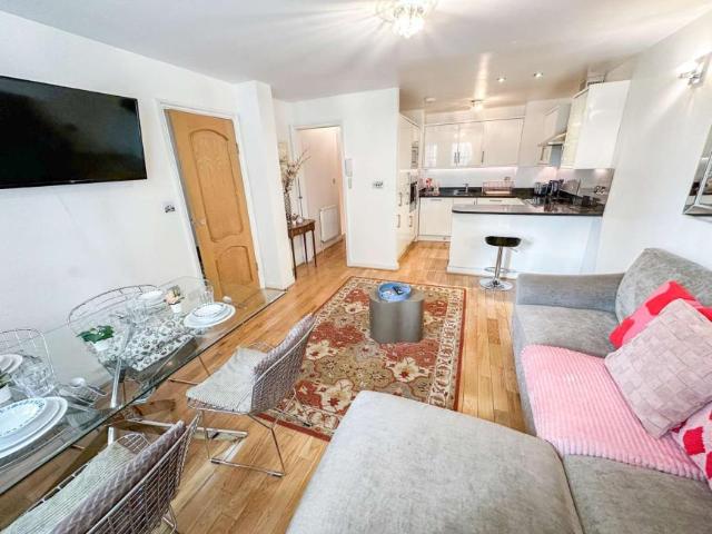 3 Bedroom Apartment London London LS101845788