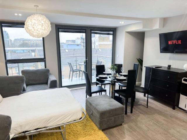 3 Bedroom Apartment London London LS101847175