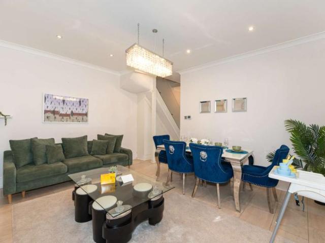 3 Bedroom Apartment London London LS101849496