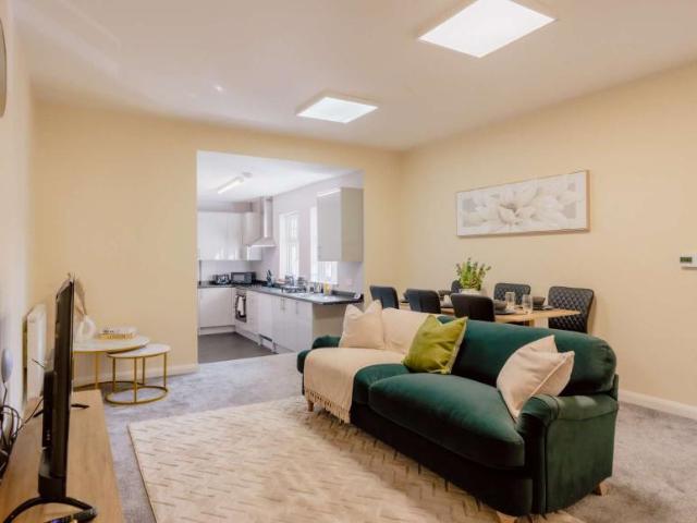 3 Bedroom Apartment London London LS101372386