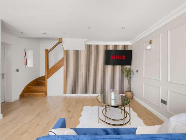 3 Bedroom Apartment London London LS101372390