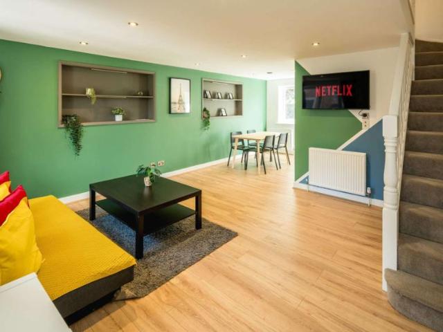 3 Bedroom Apartment London London LS102147588