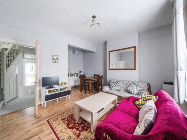 3 Bedroom Apartment Londres Greater London LS100426725