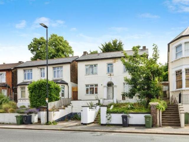 3 Bedroom Apartment Londres Greater London LS100456654