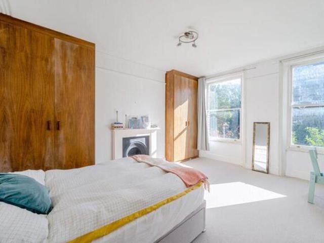 3 Bedroom Apartment Londres Greater London LS100684935